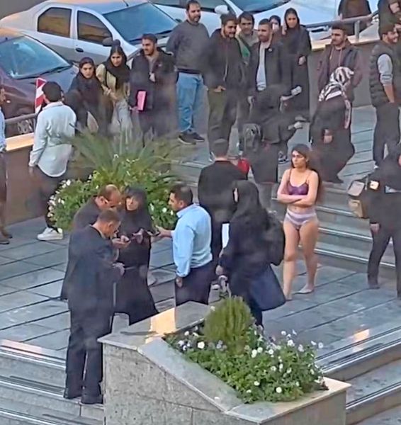 Iran: des Vaudoises applaudissent le «courage» d’Ahoo Daryaei | 24 heures