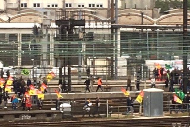 Paris – Des manifestants bloquent la Gare de Lyon | 24 heures