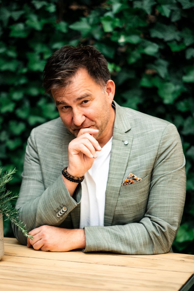 EM und SRF: Warum muss Sascha Ruefer Hochdeutsch sprechen? | Tages-Anzeiger