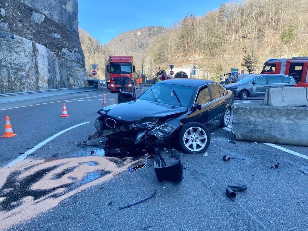 Bienne: Il percute un rond-point sur une autoroute - Le Matin