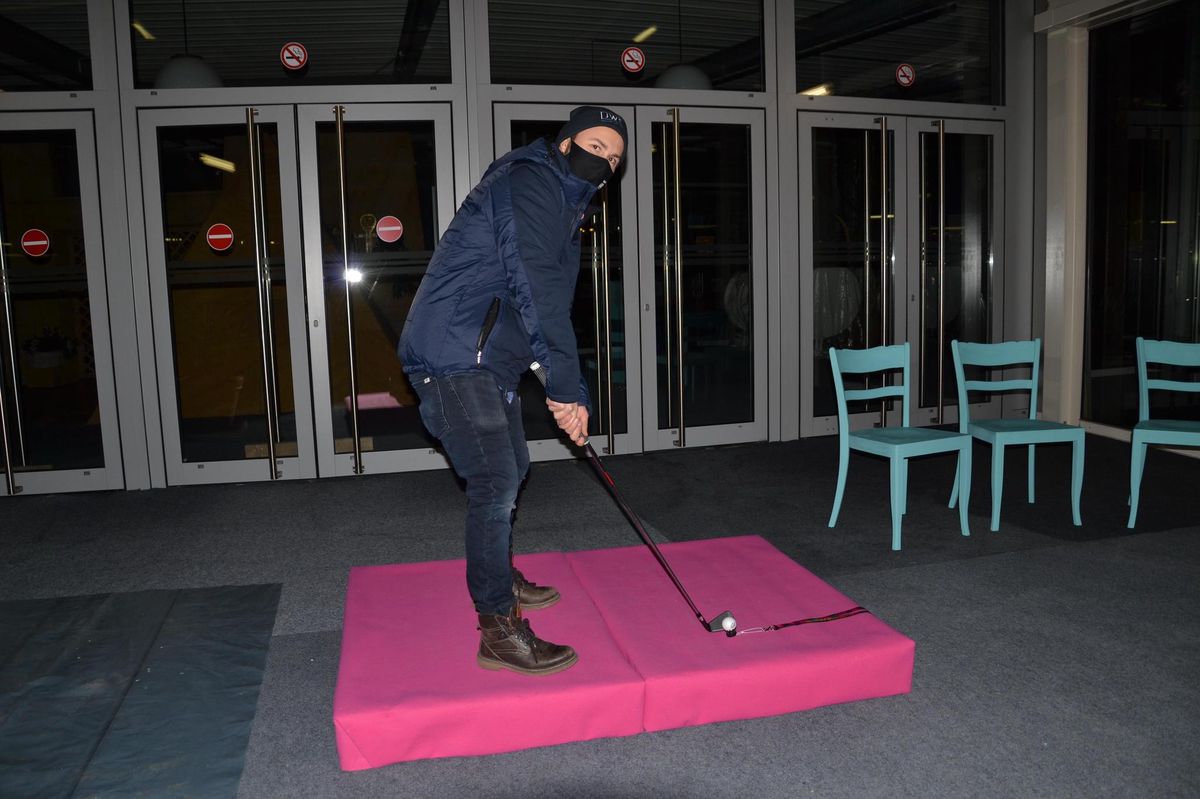 Indoor-Golf in Matten – Abschlag im verglasten Korridor | Berner Oberländer