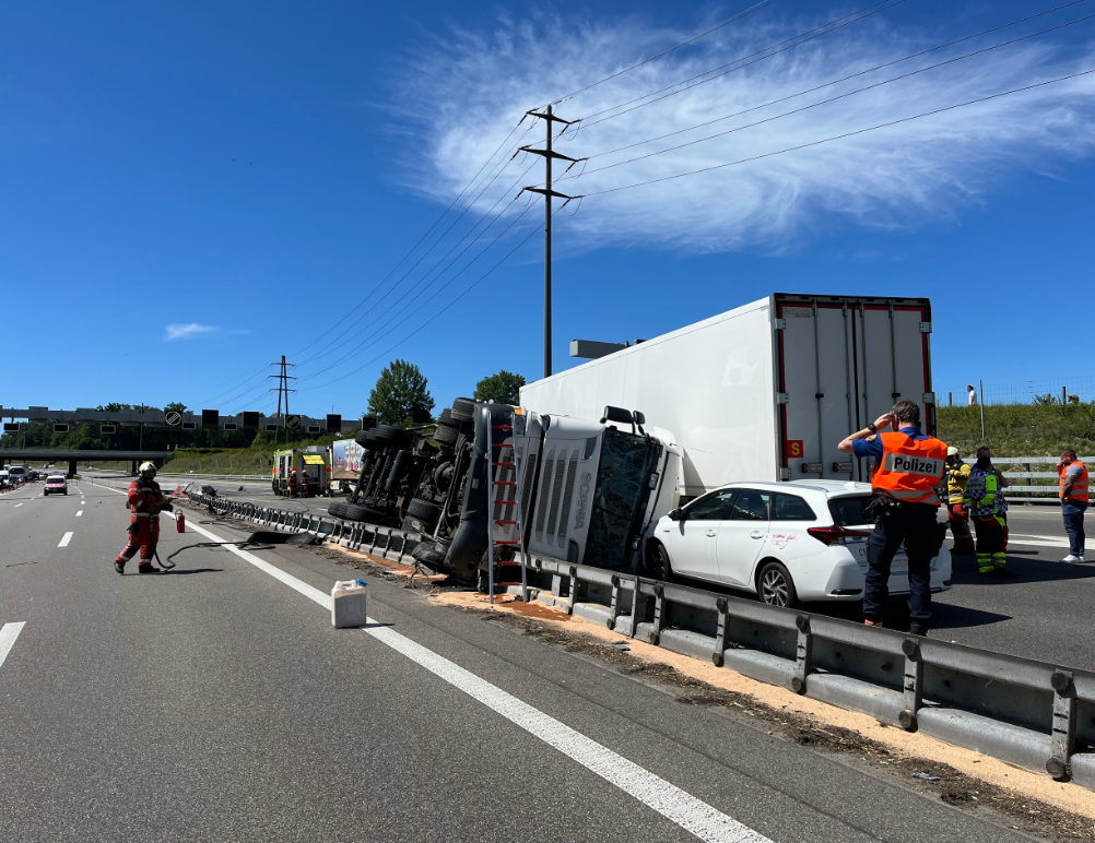 Polizeimeldung Kanton Zürich: LKW-Unfall auf Autobahn fordert mehrere ...