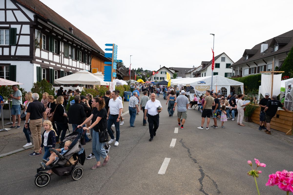Neerach wird drei Tage lang zur Partymeile: Die ersten Bilder