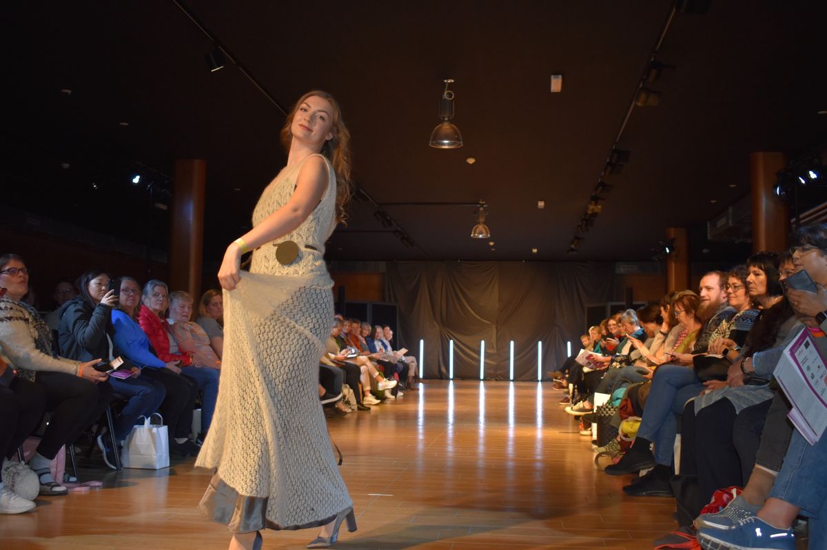 Glattfelden strickt: 3000 Strickende füllen das Riverside während drei ...