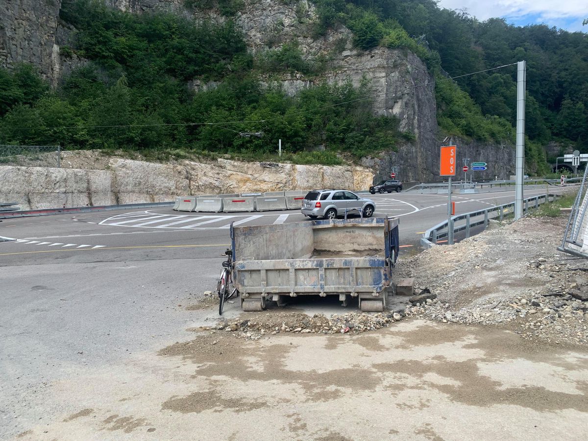 Bienne: Il percute un rond-point sur une autoroute - Le Matin