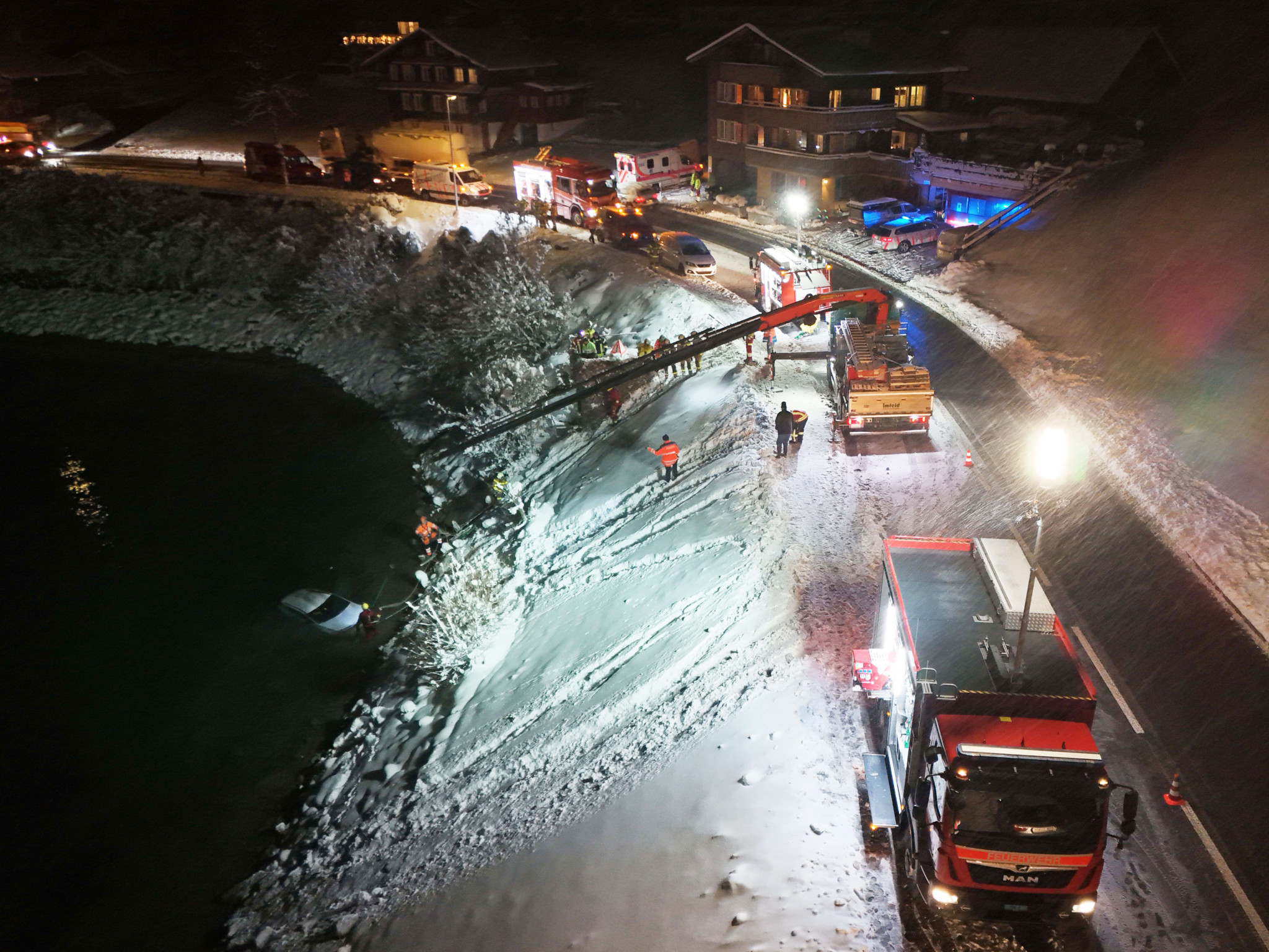 Unfall in Lungern, Obwalden: Auto stürzt in See – Feuerwehrkommandant ...