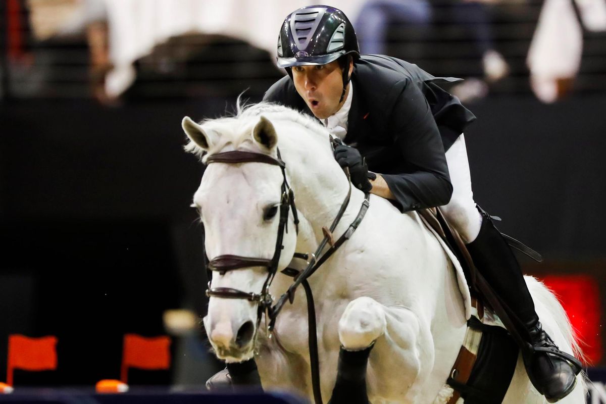 Hippisme - Le cavalier qui utilisait des éperons électrifiés suspendu ...