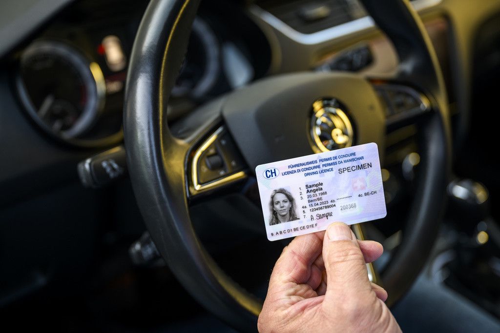 Suisse: les permis bleus ne seront plus valables dès novembre | 24 heures