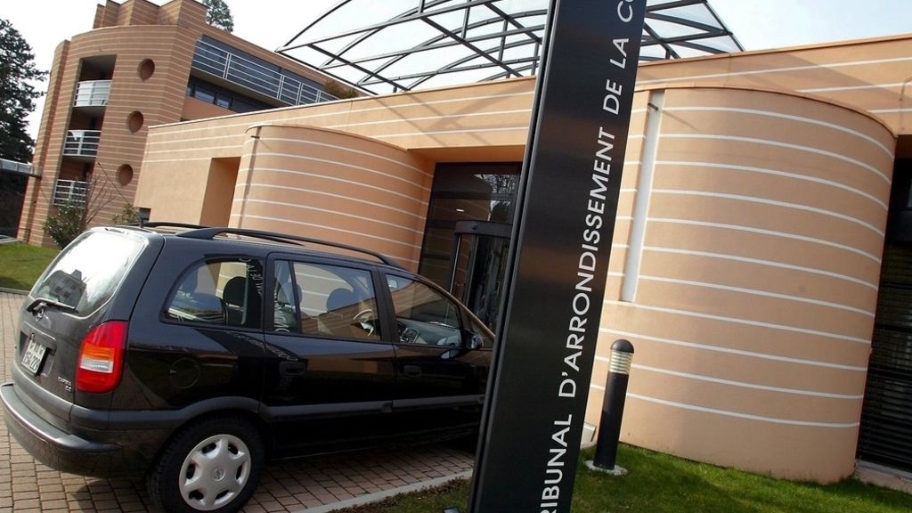 Nyon (VD): Elle l'éconduit, il la harcèle et la poignarde - Le Matin