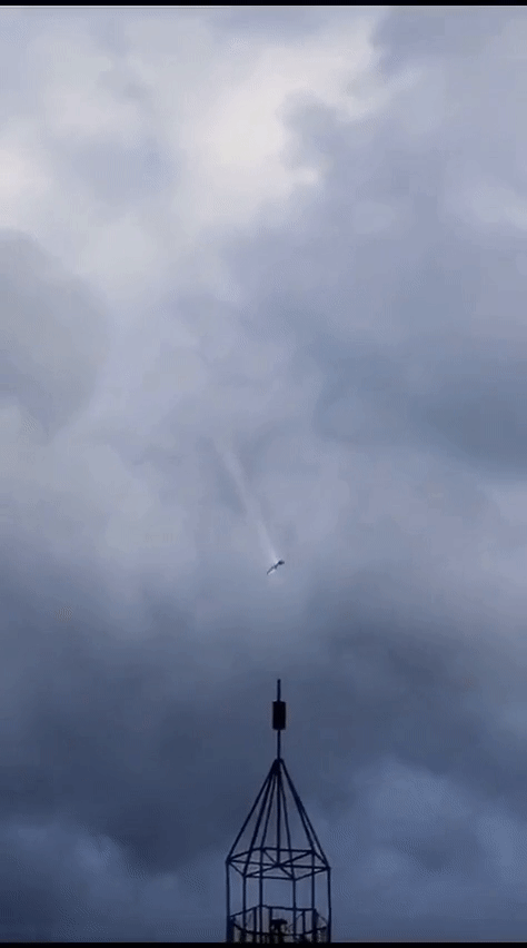 «Ils l'ont touché, il tombe!»: les images présumées du crash de l'avion ...