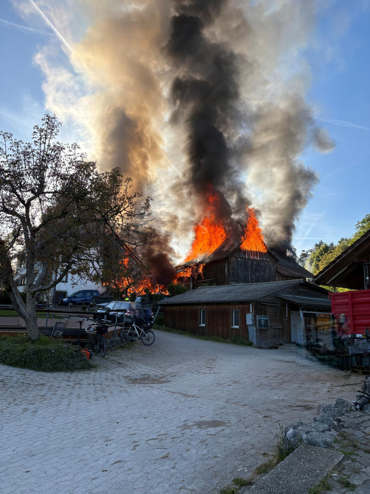Langnau: un incendie ravage trois bâtiments dans la nuit