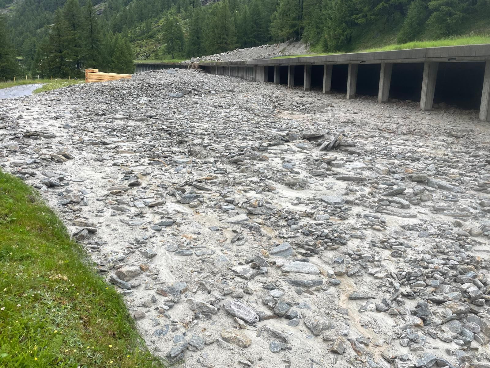 Suisse: Puissantes rafales, grêle et fortes pluies en direction du nord ...