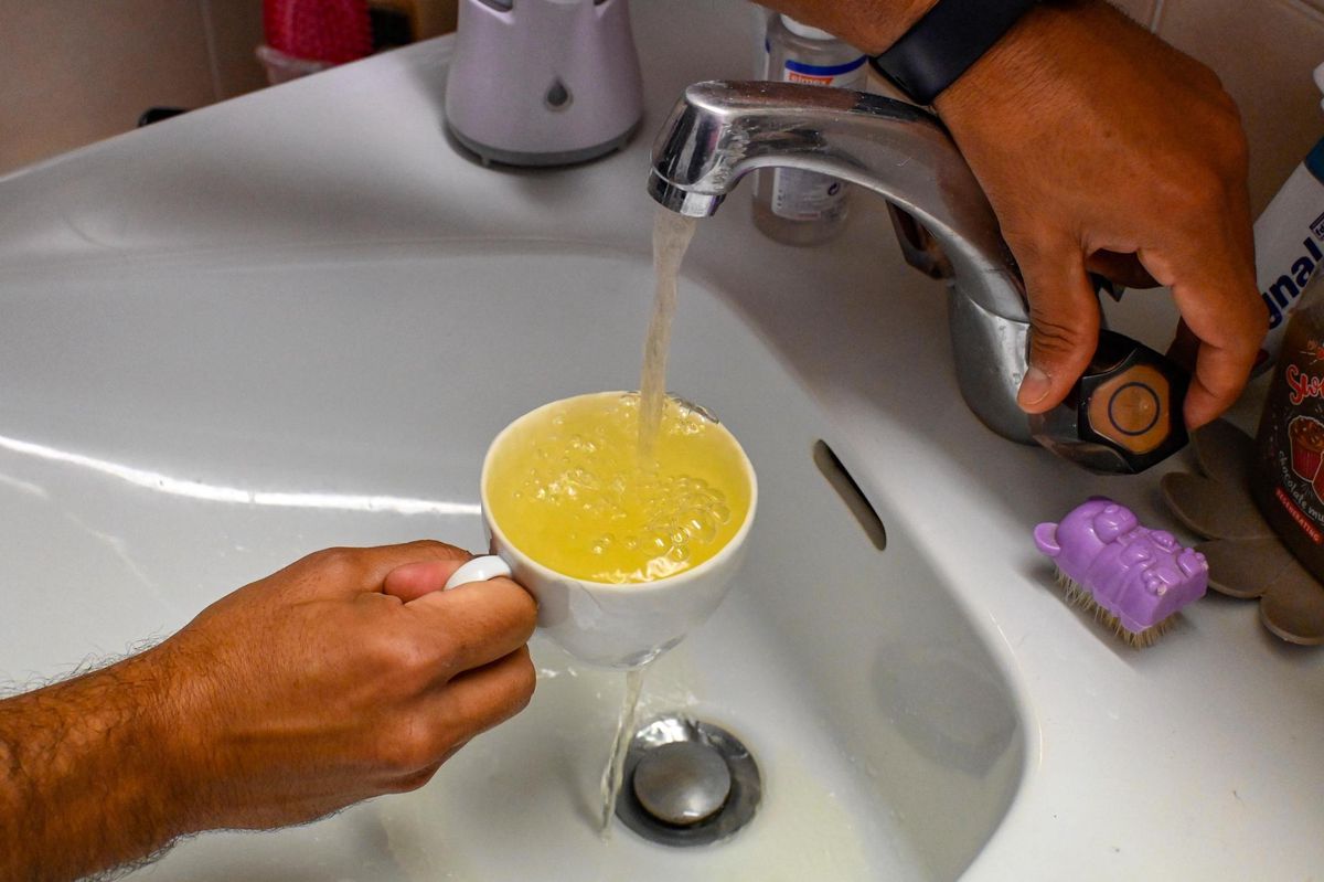 «Une odeur et un goût horribles» – Chargée en fer, l’eau jaune de ...