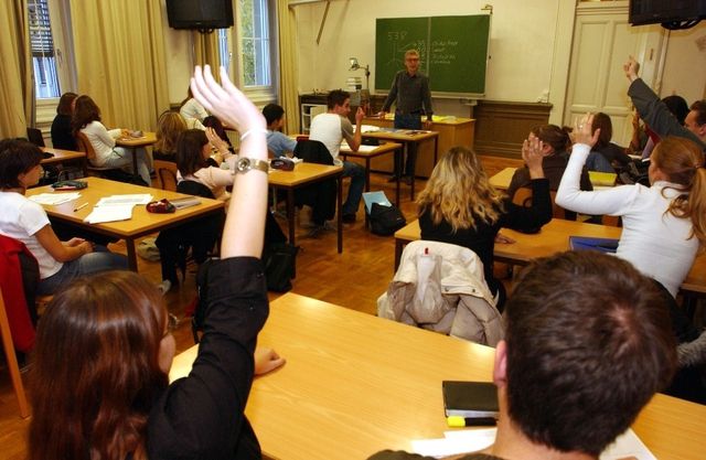Classes surchargées dans le viseur des syndicats | 24 heures
