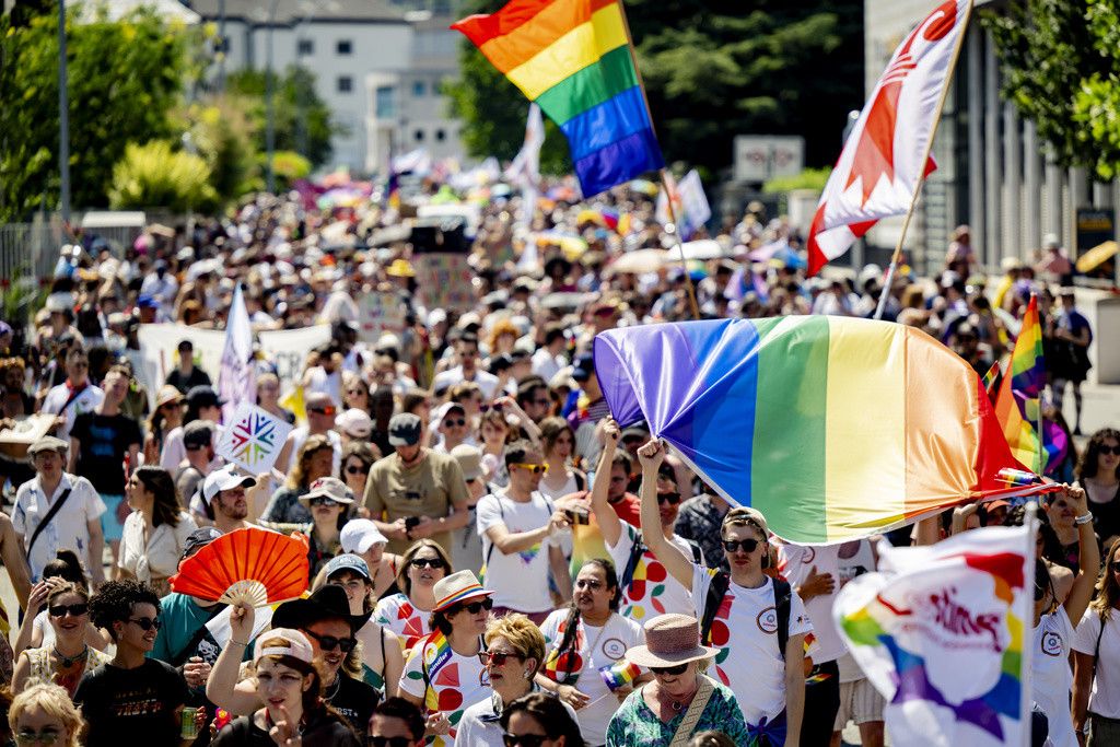 Pride romande: plus de 12’000 personnes ont défilé à Martigny | Tribune ...