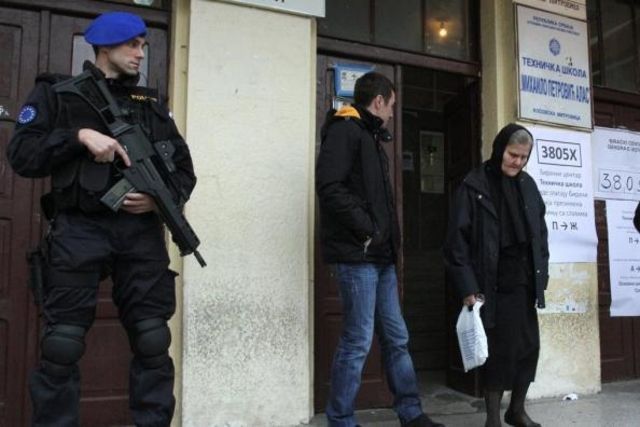 Les Serbes ont voté sous haute surveillance policière | Tribune de Genève