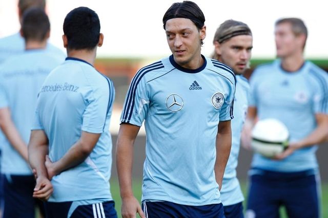 Özil ist reif für die Insel | Der Bund