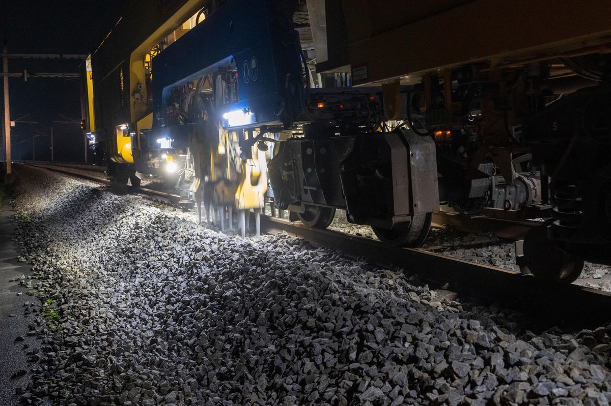 Koppigen: SBB stopfen das Gleisbett der Bahn 2000 | Berner Zeitung