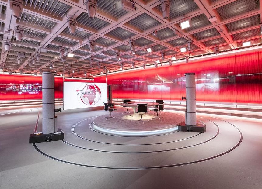 SRF: Mega-Screen und Youtube-Moment – die «Tagesschau» und «10vor10 ...