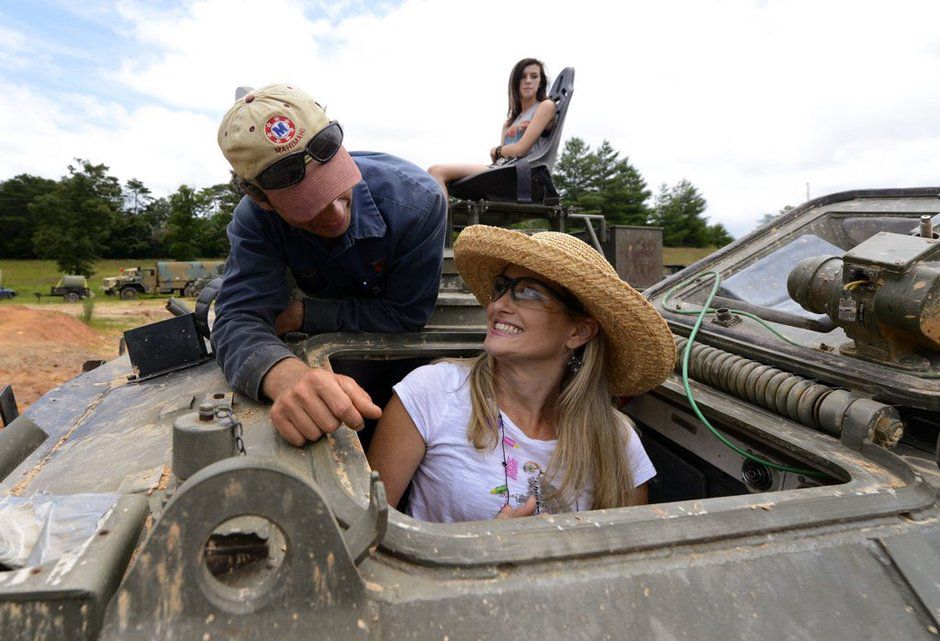 US-Militär verschenkt Panzer, Flugzeuge und Boote | Der Bund