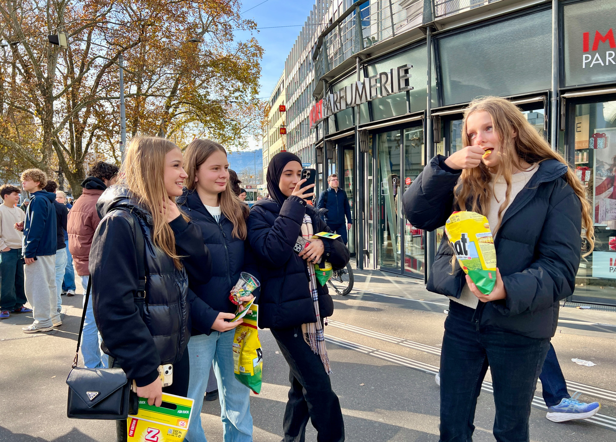 Aromat-Chips: Zweifel verteilt 1000 Tüten am Stadelhofen