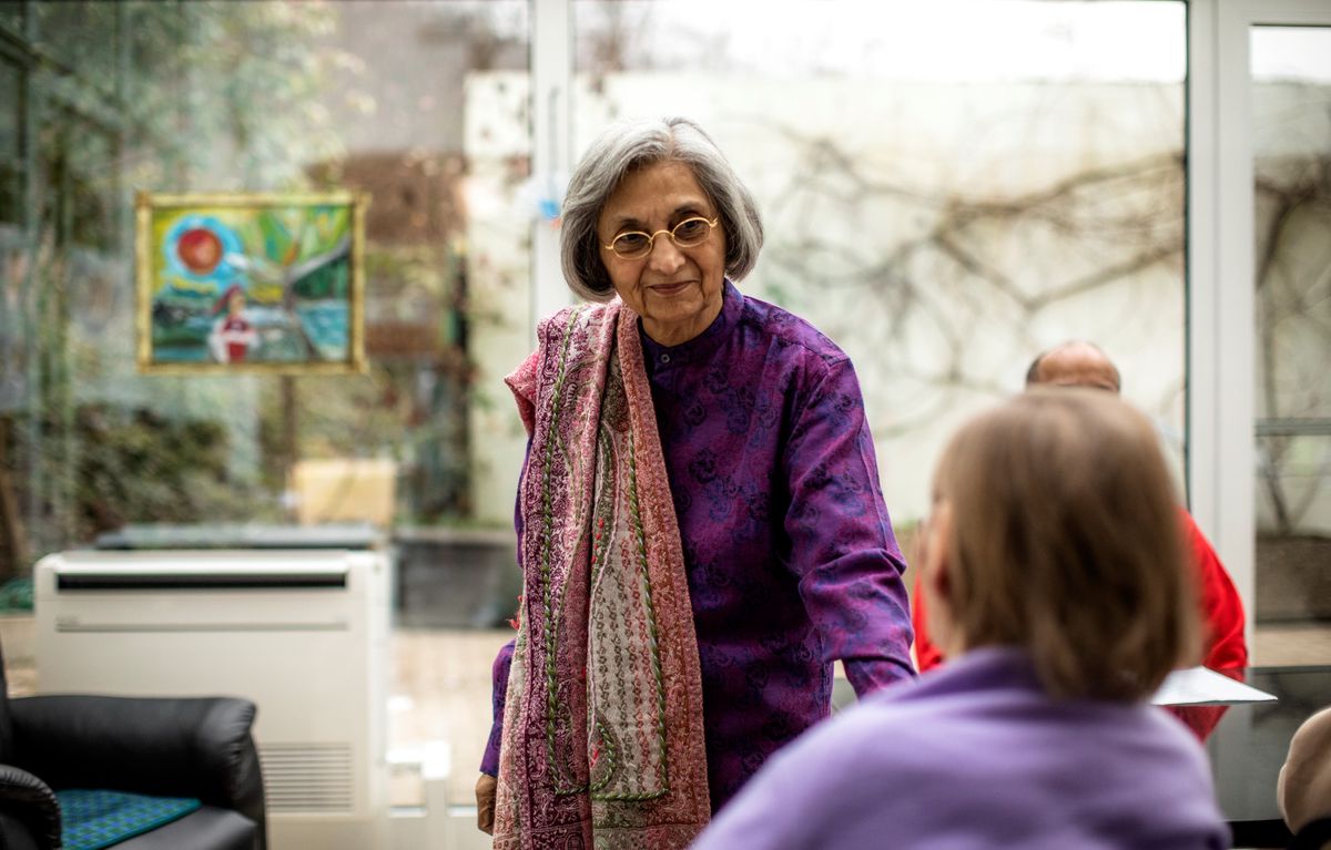 Von der Bhagwan-Vertrauten zur Pflegerin: Sheelas Weg zur eigenen Rolle | Basler Zeitung