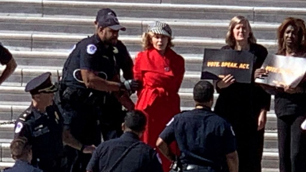 Polizei führt Jane Fonda in Handschellen ab | Der Bund