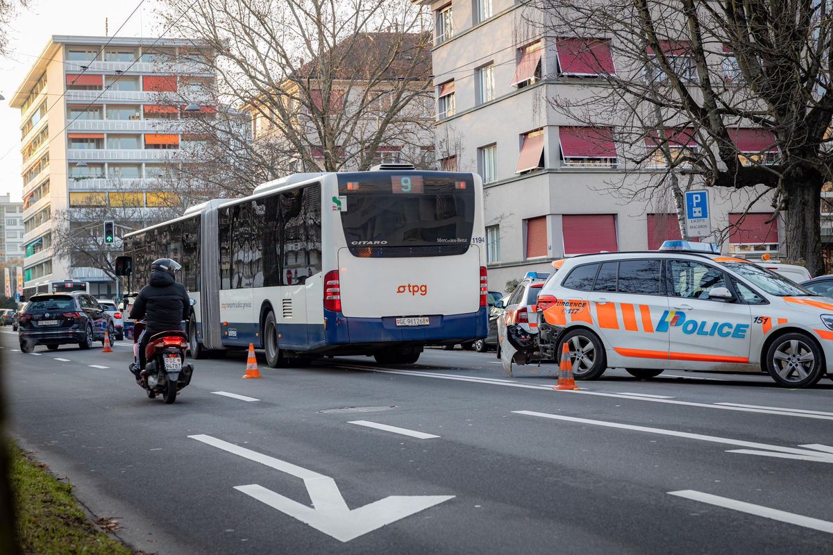Accident à Genève: Une voiture de police emboutit un bus | Tribune de ...