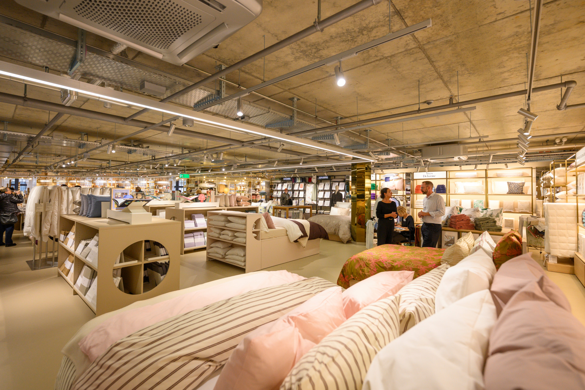 Globus Basel: Champagner und Deckenkontroverse an Eröffnung