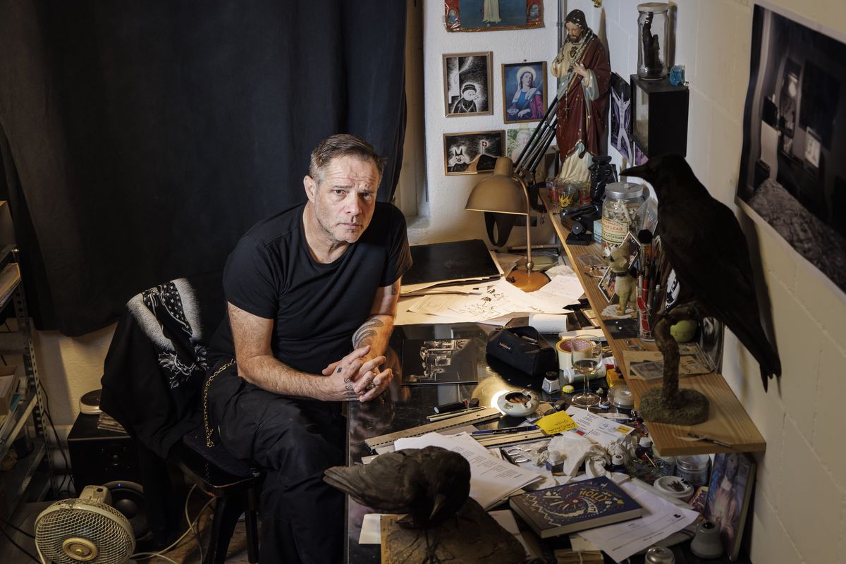 Künstler Thomas Ott: Dieser Zürcher kratzt seine morbiden Comics ...