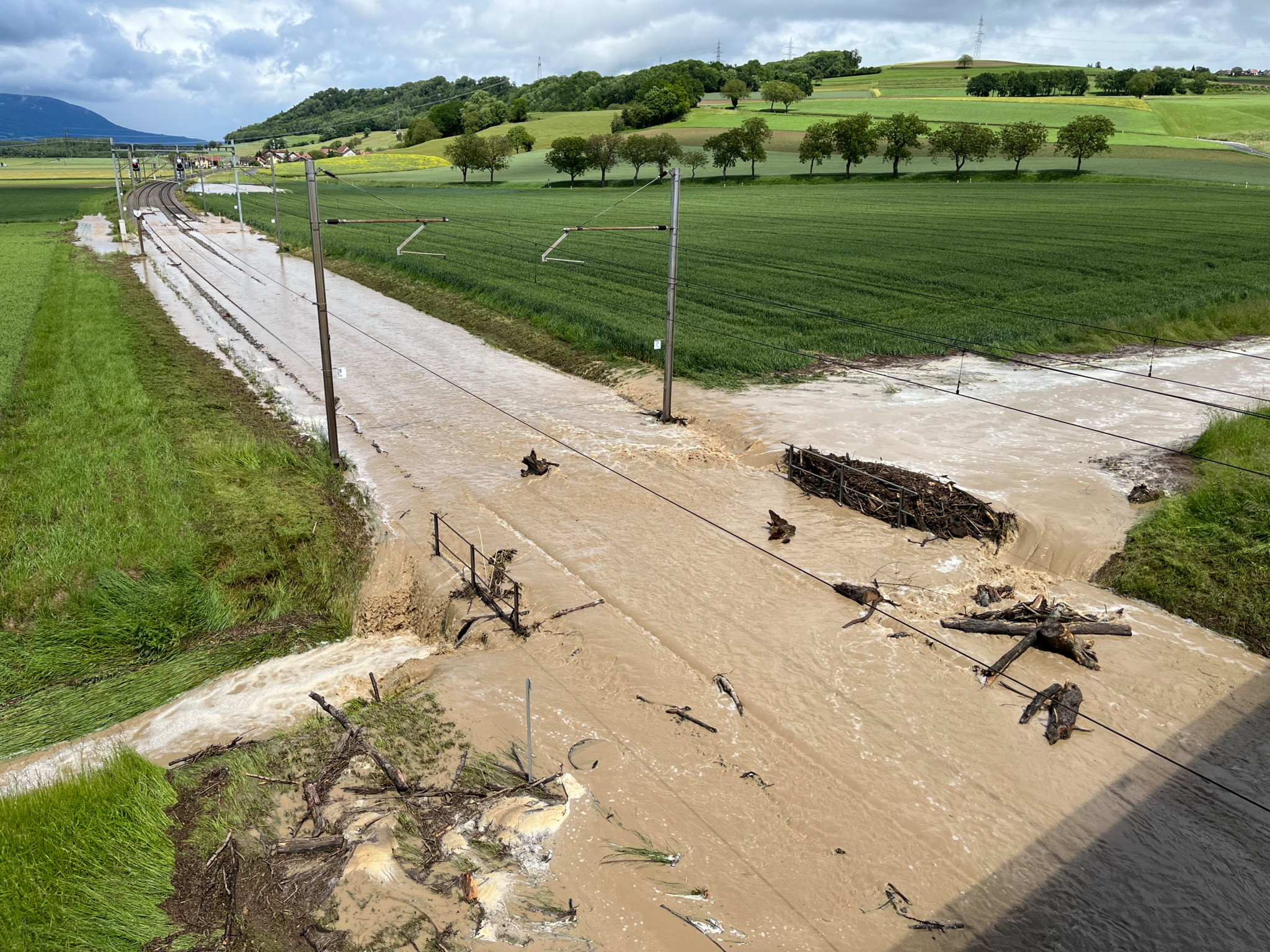 Inondations à Chavornay: Interruption du trafic entre Yverdon et ...