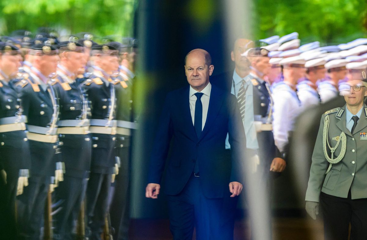 Unbegreifliche Sicherheitspanne: Auf einmal umarmt ein Wildfremder Olaf Scholz | Der Bund