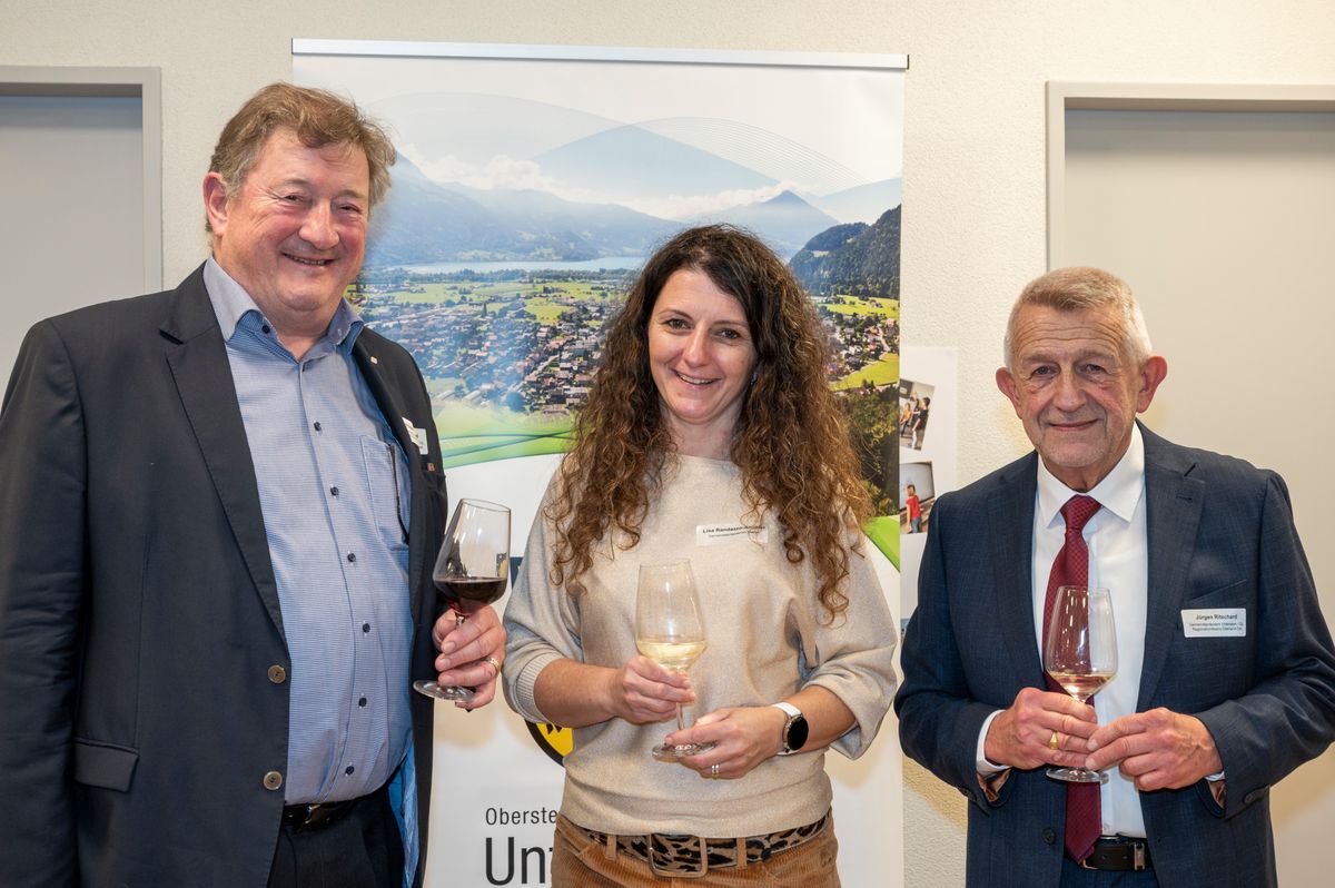 Unterseen: Traditioneller Altjahresapéro im sanierten Schulhaus ...