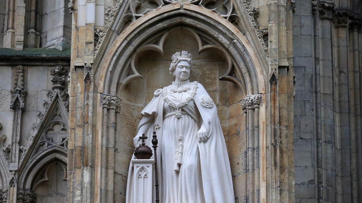 Le roi Charles III a inauguré une statue de sa mère - Le Matin