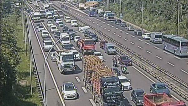 Verkehr in Luxemburg – Kilometerlanger Stau nach Unfall auf der A4 - L'essentiel