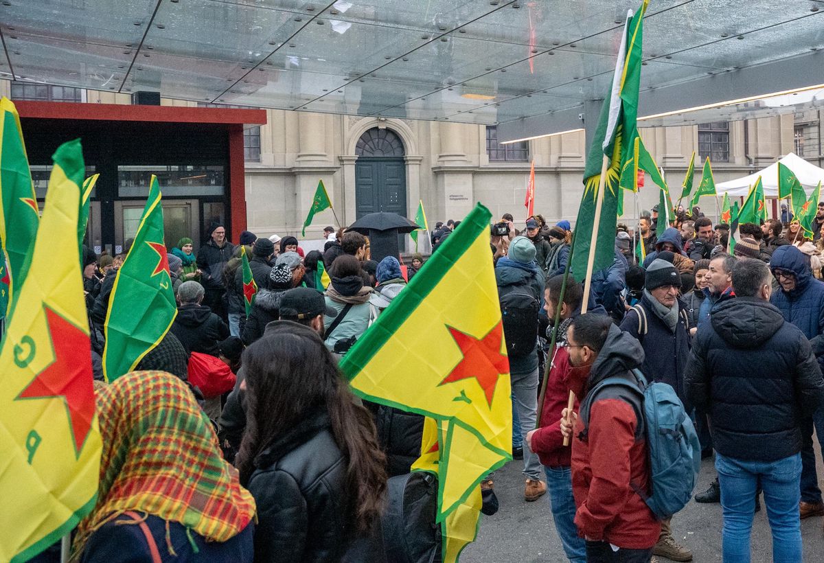 Free Rojava Demo in Bern – Gruppe läuft zur tükischen Botschaft | Der Bund