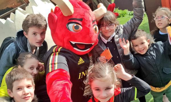 Football en Belgique – La mascotte des Diables rouges sort de son oeuf ...