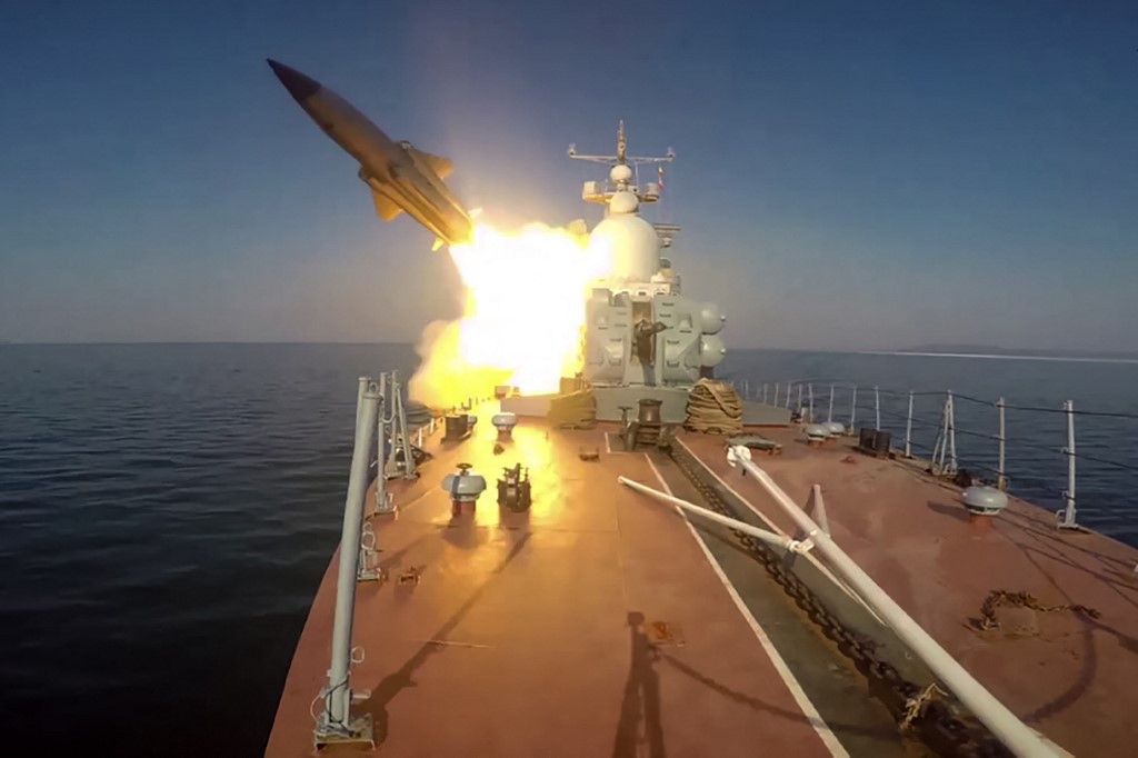 Exercices militaires russes avec des tirs de missiles en mer Noire - Le ...