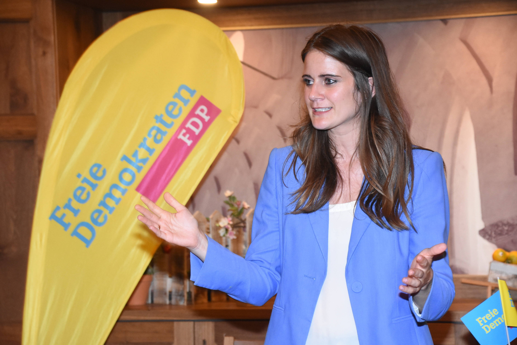 Susanne Seehofer im Wahlkampf: Für sie ist Söder ein gestriger Populist ...