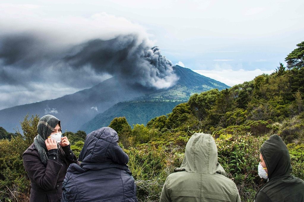 Intense activité éruptive d'un volcan | 24 heures
