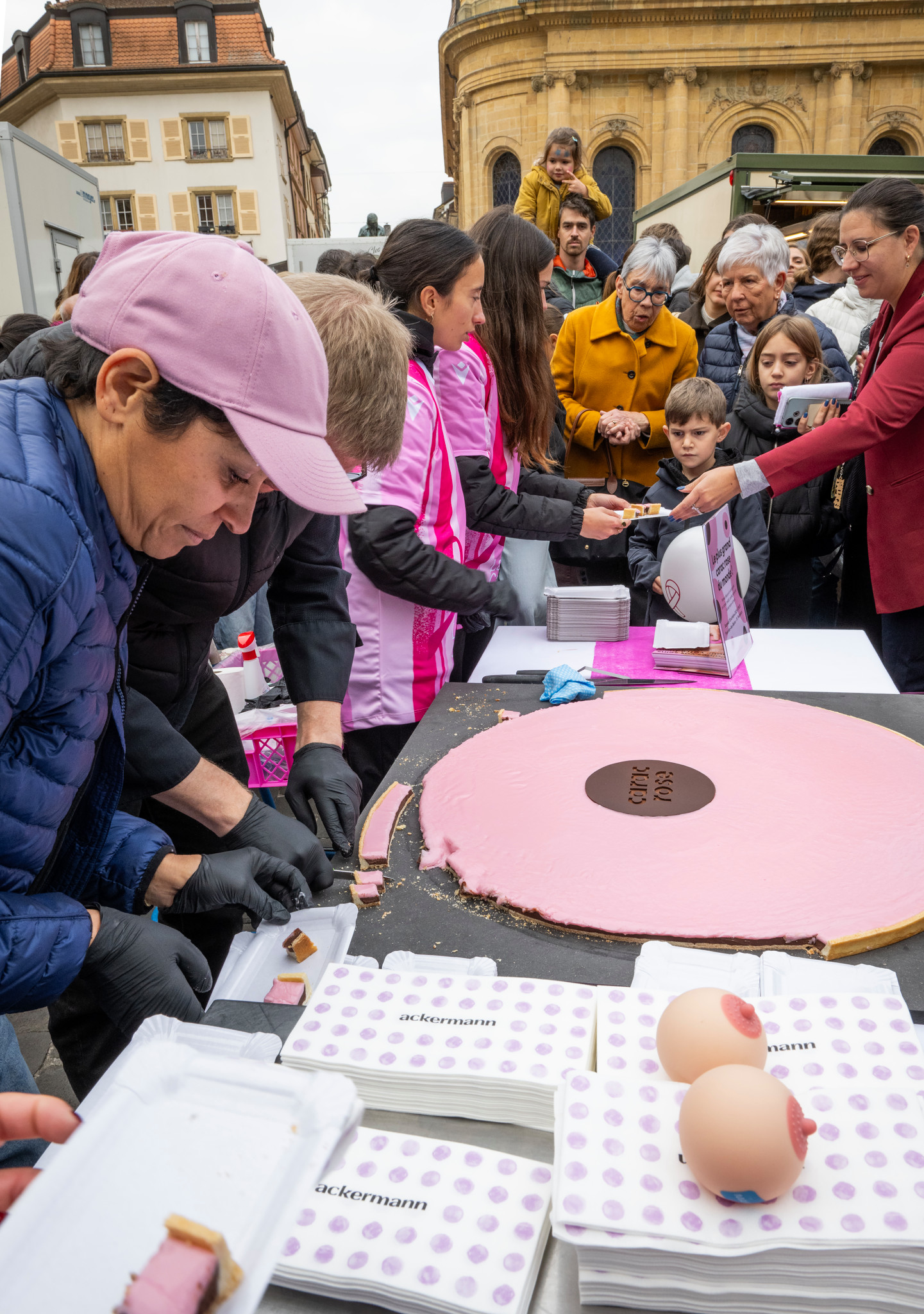 Yverdon: un carac rose record de 80 cm contre le cancer