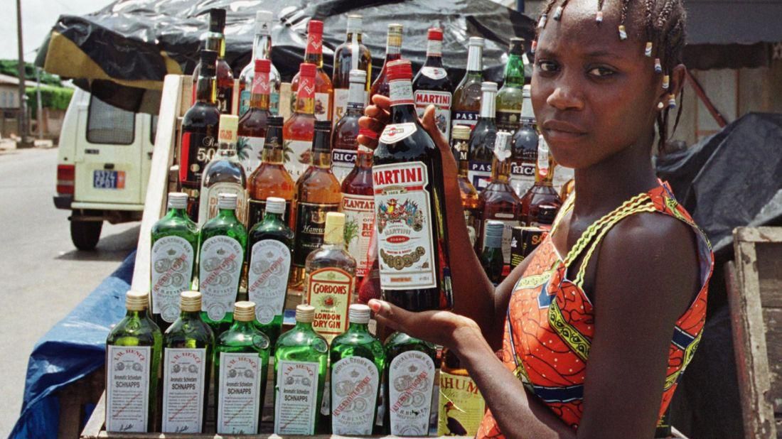 Au Cameroun: Bientôt interdit, le «whisky en sachet» reste très prisé ...