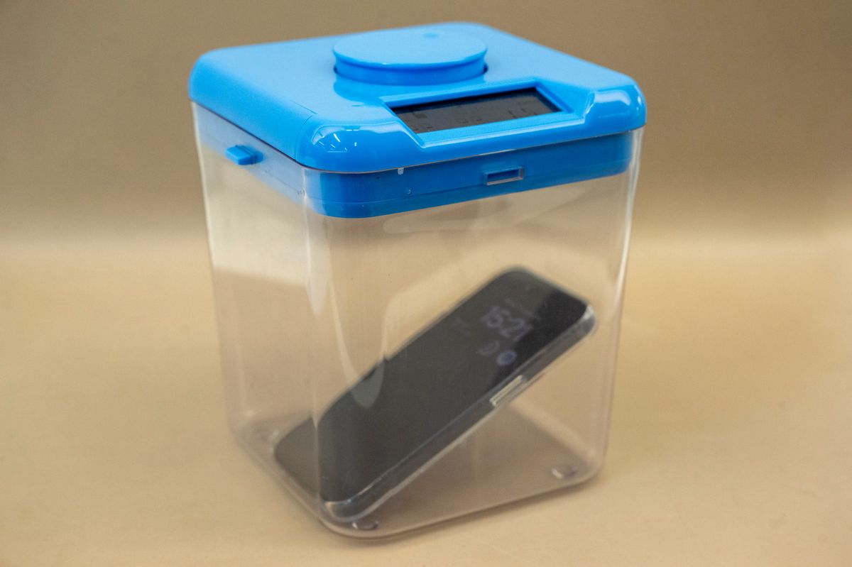 Pour décrocher des écrans: Faut-il enfermer son smartphone dans une ...