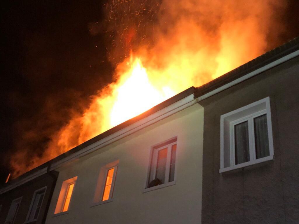 Brand in Bern: Dachstock von Reihenhaus in Flammen