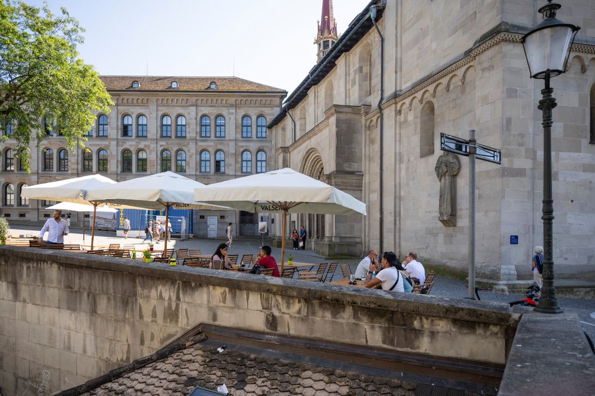 Restaurant in Zürich: Auf der Sonnenterrasse des Dézaley gibts beste ...