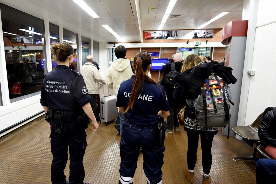 A Cointrin, les arrivants ont des mines défaites | Tribune de Genève