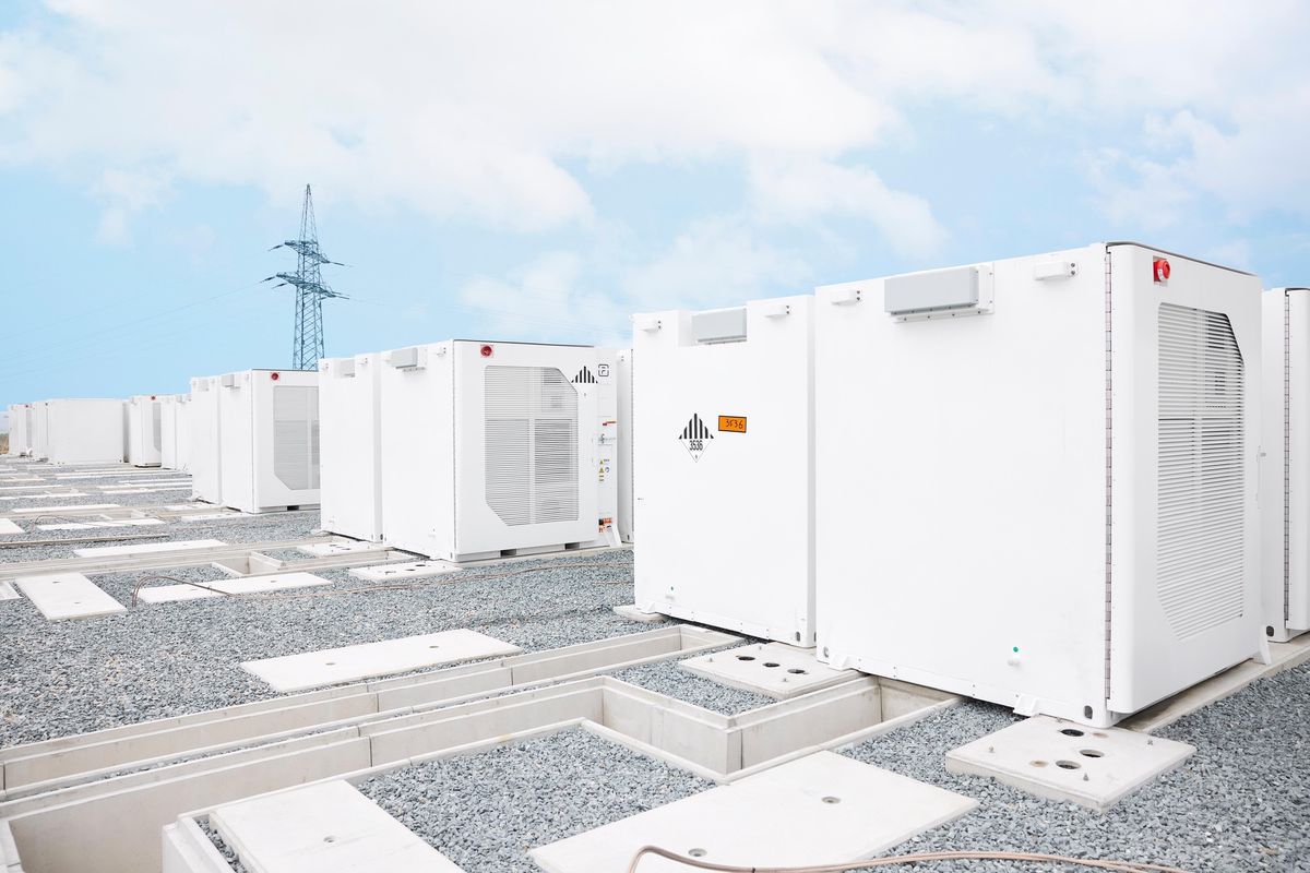 BKW baut Grossbatterien zum Speichern von Wind- und Solarstrom | Berner ...