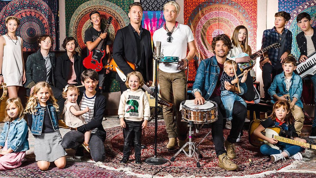 25 ans après «MMMBop»: Les frères Hanson posent avec... leurs 15 ...