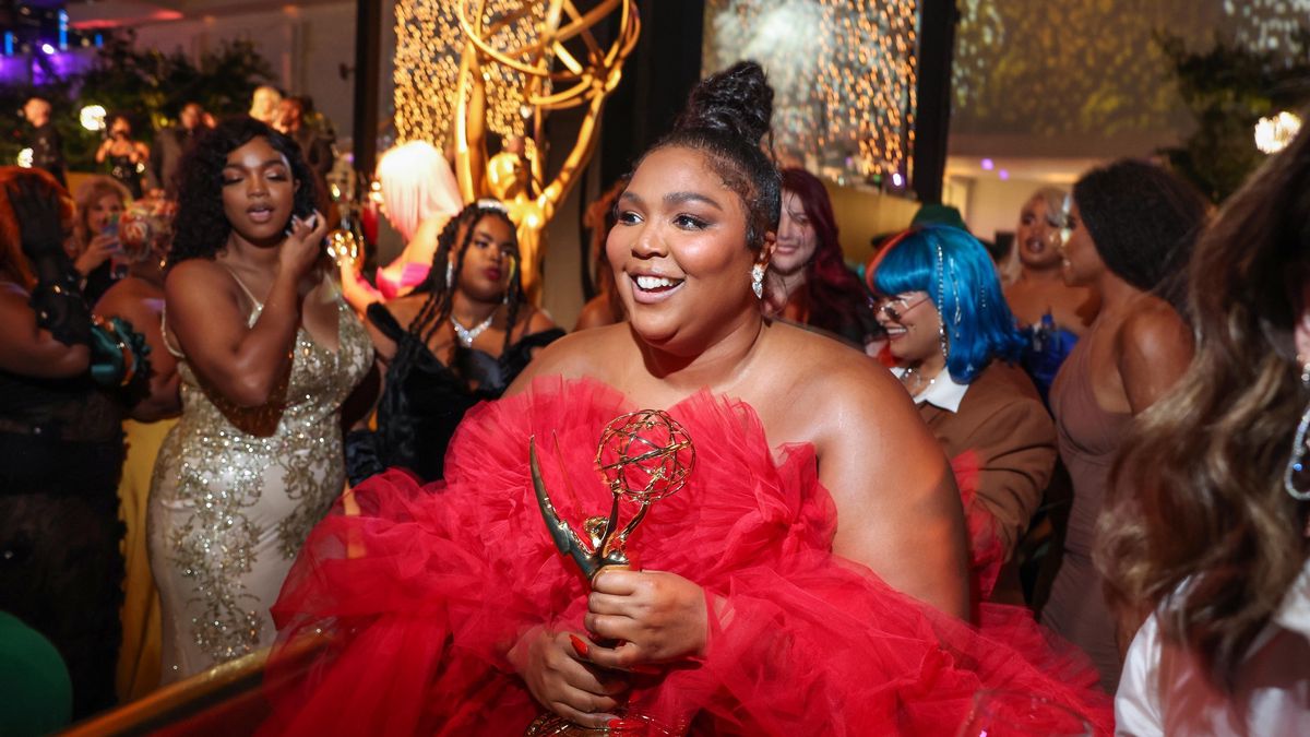 Nach Tiktok-Aufruf: Sängerin Lizzo schenkt Fan ihre Luxus-Robe - L ...