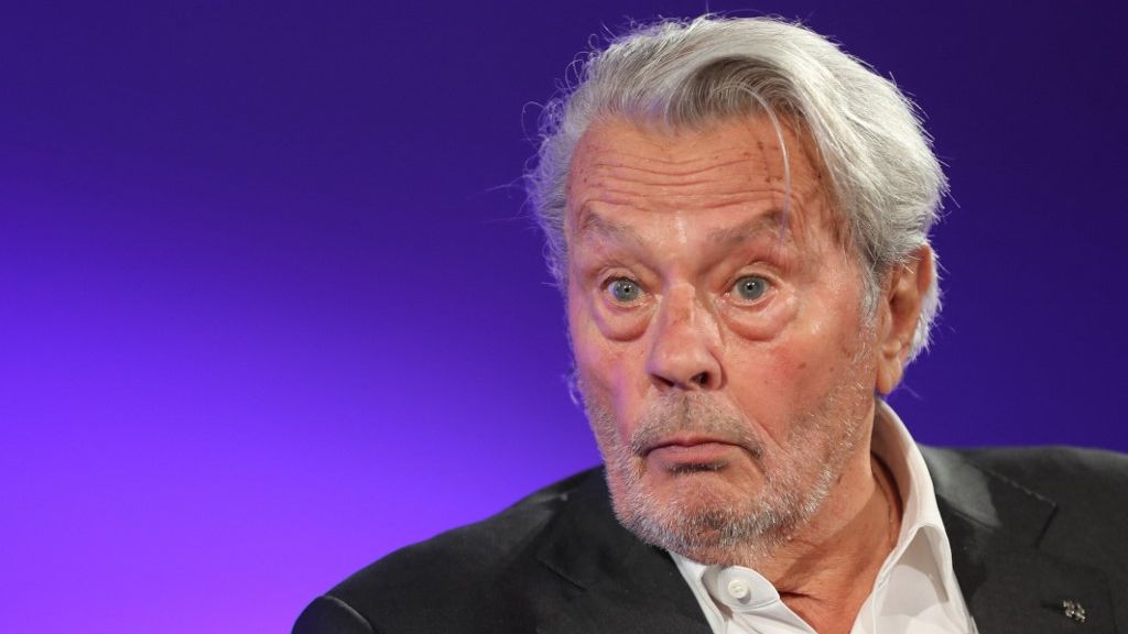 Affaire Alain Delon: cette grosse somme que réclame Hiromi Rollin - Le ...